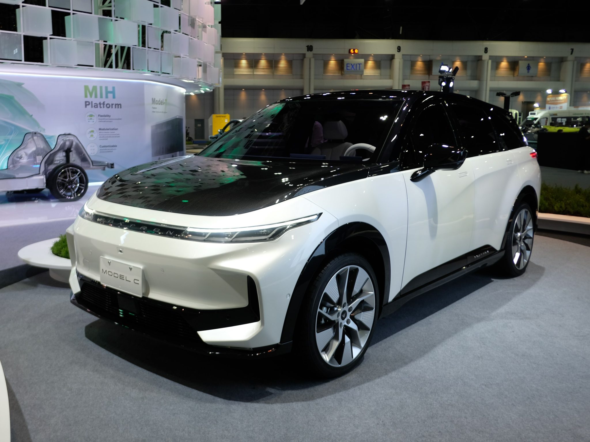 โชว์ในงาน มอเตอร์โชว์ 2022 Foxconn Model C SUV ไฟฟ้า 700 กม./ชาร์จ - รถ ...
