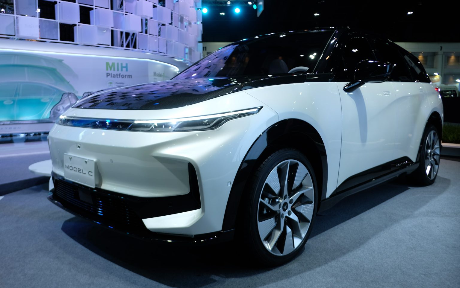 โชว์ในงาน มอเตอร์โชว์ 2022 Foxconn Model C SUV ไฟฟ้า 700 กม./ชาร์จ - รถ ...
