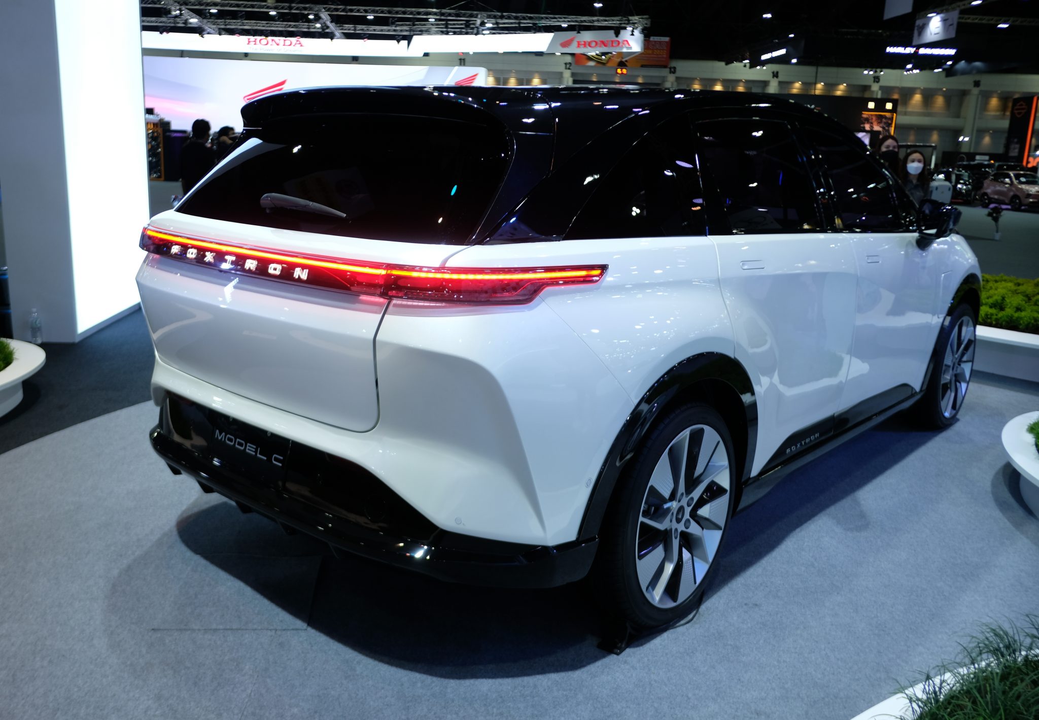 โชว์ในงาน มอเตอร์โชว์ 2022 Foxconn Model C SUV ไฟฟ้า 700 กม./ชาร์จ - รถ ...