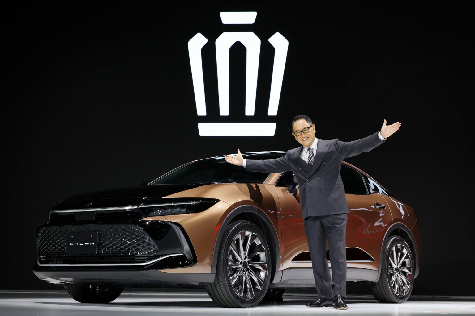 Toyota CROWN 2.5 HEV 186 แรงม้า ขายไทยราคา 3.69 ล้านบาท โดย ETON Group ...