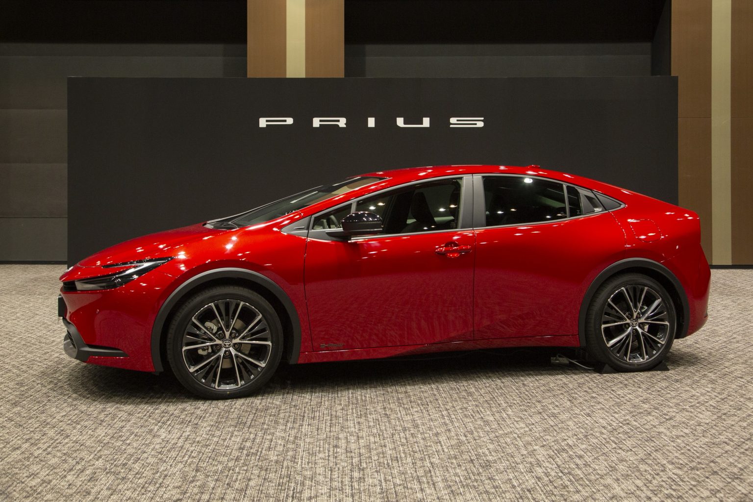 สถิติโลก! วิ่งได้จริง 40 กม./ลิตร ในสหรัฐฯ TOYOTA PRIUS LE ไฮบริด ...