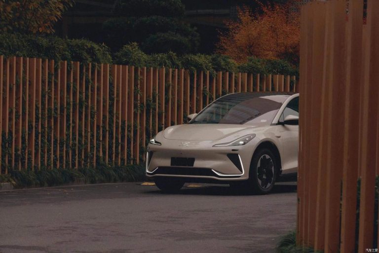 Zhiji LS7 SUV 615 กม./ชาร์จ ไฟฟ้าพัฒนาโดย SAIC Motor และ Alibaba Group ...