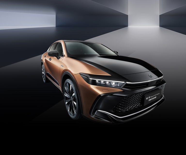 เปิดราคาในจีน 1.78 - 2.07 ล้านบาท FAW TOYOTA Crown SportCross 2.4T HEV ...