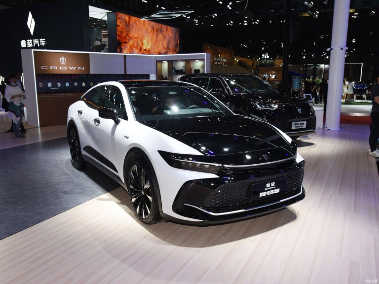 เปิดราคาในจีน 1.78 - 2.07 ล้านบาท FAW TOYOTA Crown SportCross 2.4T HEV ...