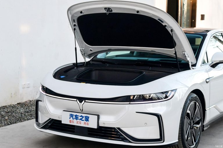 Lantu Chasing Light มอเตอร์ไฟฟ้าคู่ 502 แรงม้า 730 กม./ชาร์จ ในจีน ราคา ...