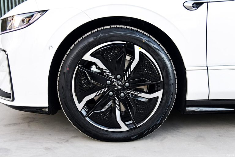 Lantu Chasing Light มอเตอร์ไฟฟ้าคู่ 502 แรงม้า 730 กม./ชาร์จ ในจีน ราคา ...