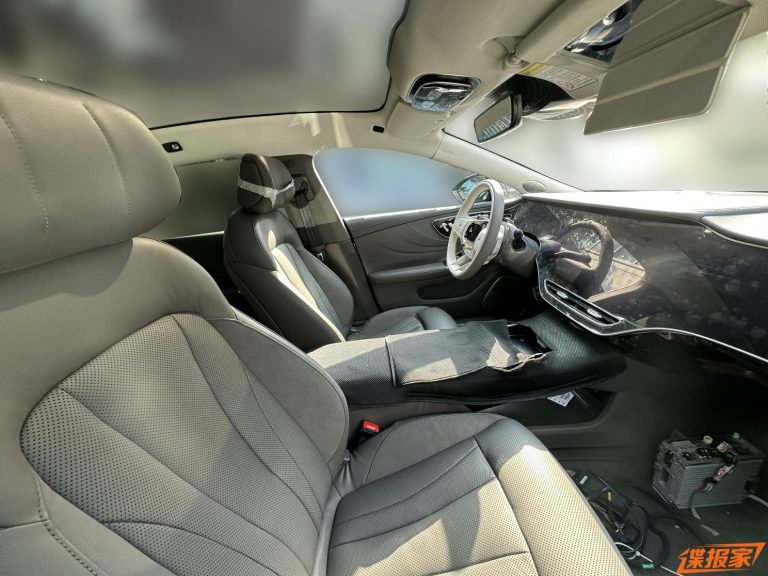 ภายในจอยักษ์ 43 นิ้ว Rising F7 ไฟฟ้าใหม่ 660 กม./ชาร์จ CLTC ในจีน ราคา ...