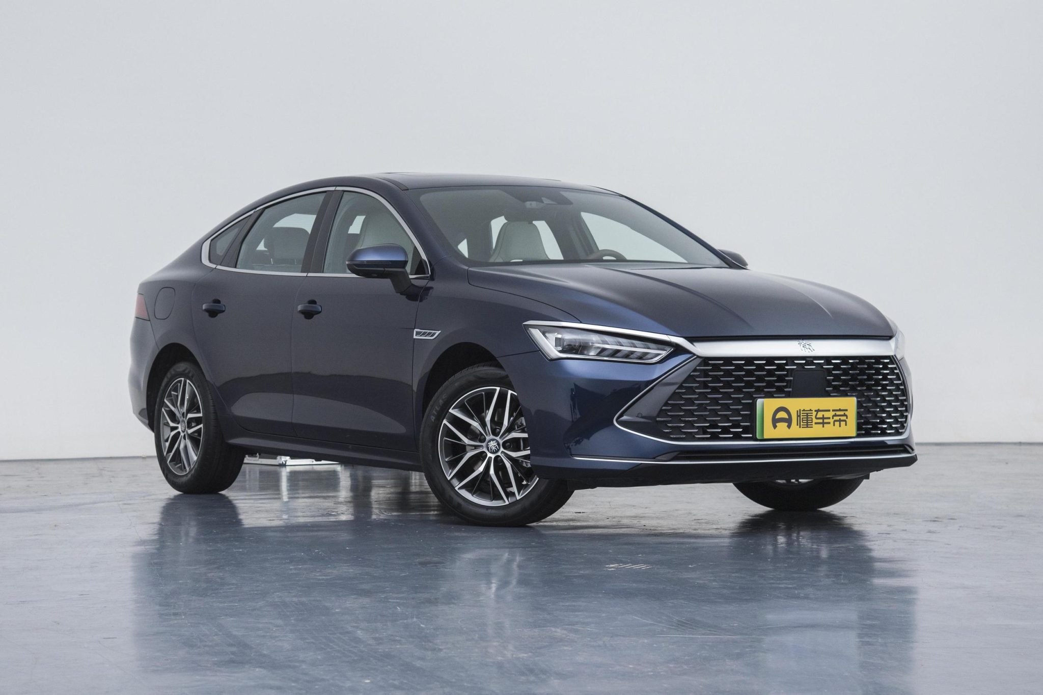 ราคาในจีน 398,000 - 628,000 บาท BYD Qin PLUS Honor Edition ปลั๊กอิน ...