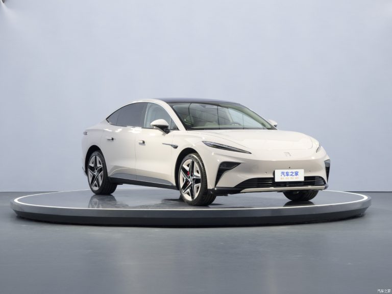 ภายในจอยักษ์ 43 นิ้ว Rising F7 ไฟฟ้าใหม่ 660 กม./ชาร์จ CLTC ในจีน ราคา ...