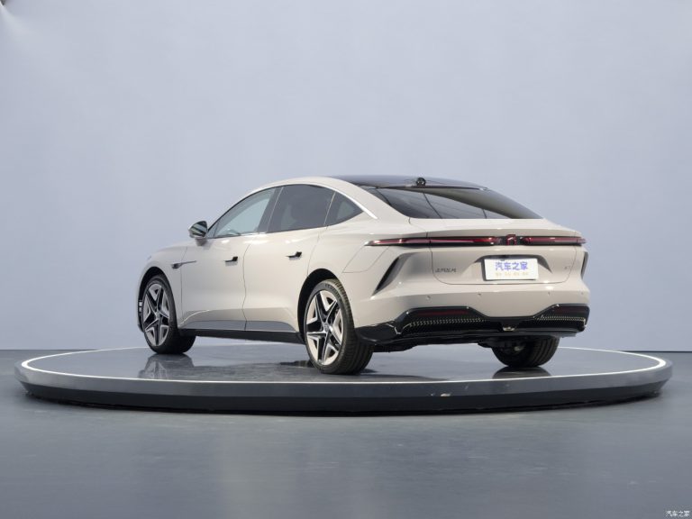 ภายในจอยักษ์ 43 นิ้ว Rising F7 ไฟฟ้าใหม่ 660 กม./ชาร์จ CLTC ในจีน ราคา ...