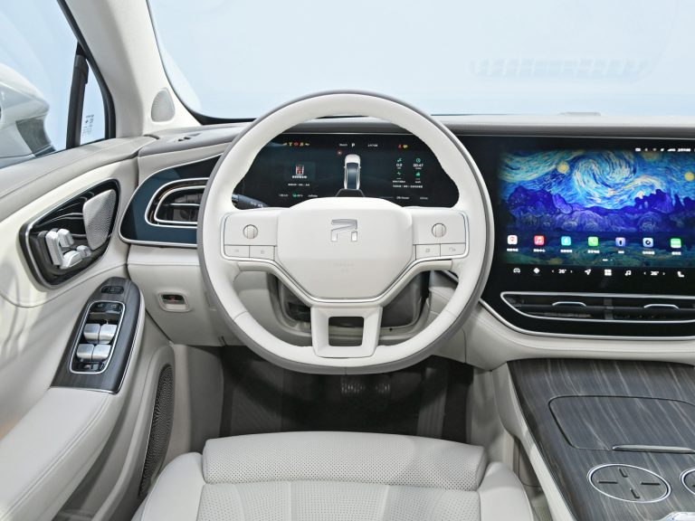 ภายในจอยักษ์ 43 นิ้ว Rising F7 ไฟฟ้าใหม่ 660 กม./ชาร์จ CLTC ในจีน ราคา ...