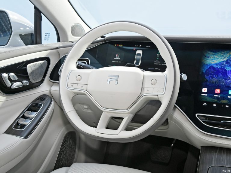 ภายในจอยักษ์ 43 นิ้ว Rising F7 ไฟฟ้าใหม่ 660 กม./ชาร์จ CLTC ในจีน ราคา ...