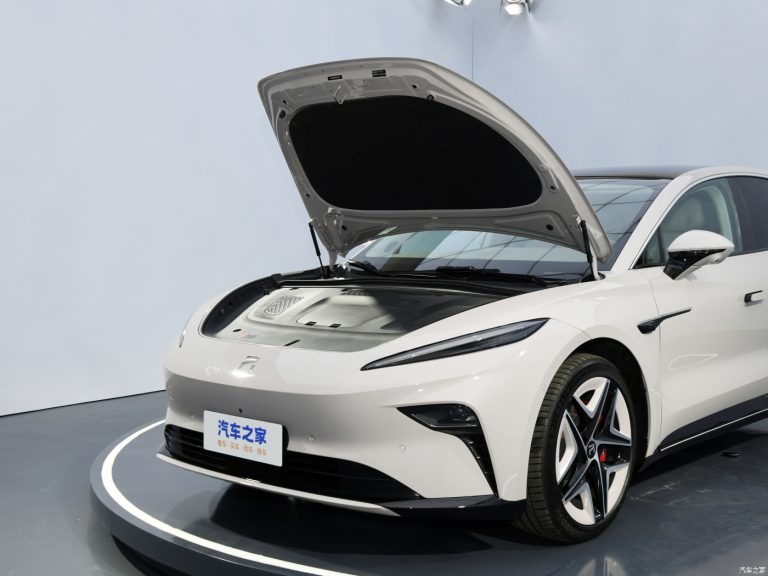 ภายในจอยักษ์ 43 นิ้ว Rising F7 ไฟฟ้าใหม่ 660 กม./ชาร์จ CLTC ในจีน ราคา ...