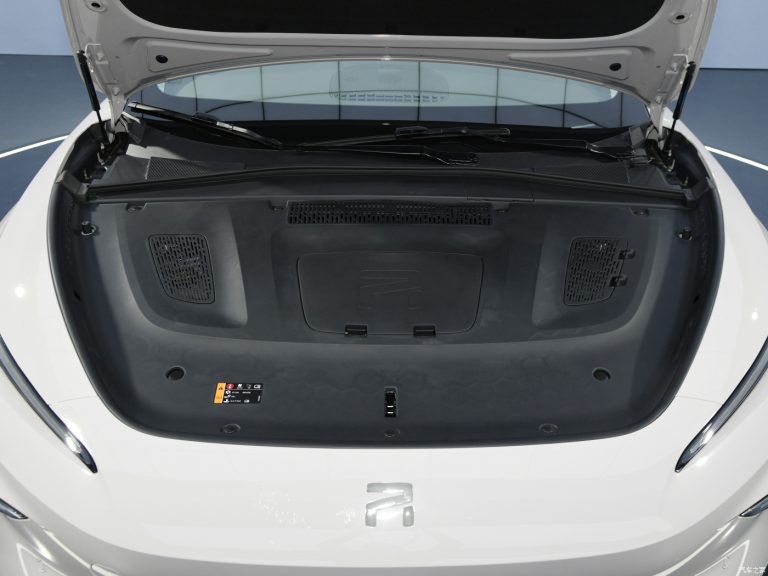 ภายในจอยักษ์ 43 นิ้ว Rising F7 ไฟฟ้าใหม่ 660 กม./ชาร์จ CLTC ในจีน ราคา ...