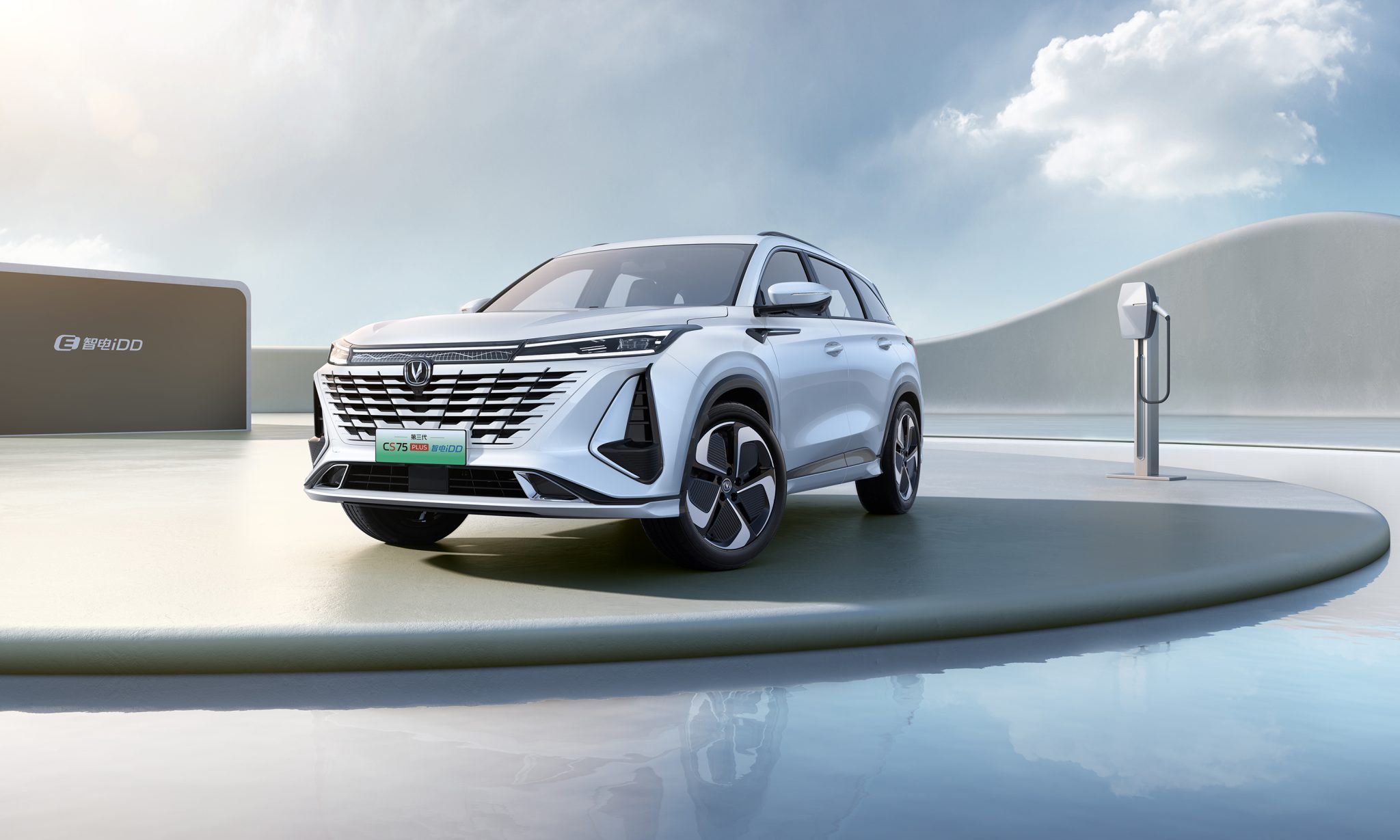 Changan CS75 PLUS iDD ปลั๊กอินไฮบริด วิ่งไฟฟ้า 150 กม. คู่แข่ง BYD Song PLUS DM-i ในจีน - รถใหม่ ...