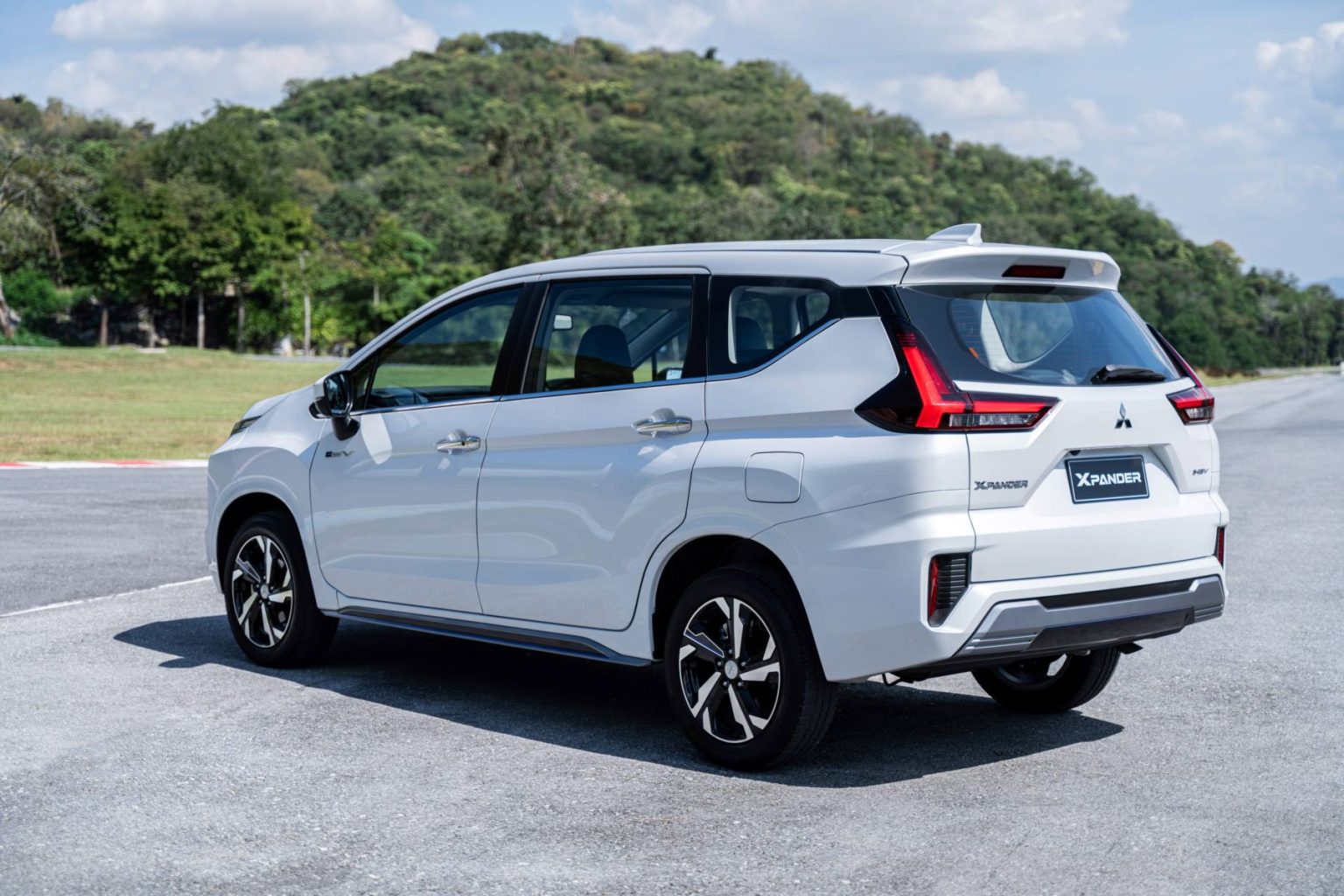 เปิดขาย 981,000 บาทในไทย Mitsubishi Xpander Cross HEV Play รุ่นพิเศษ ...