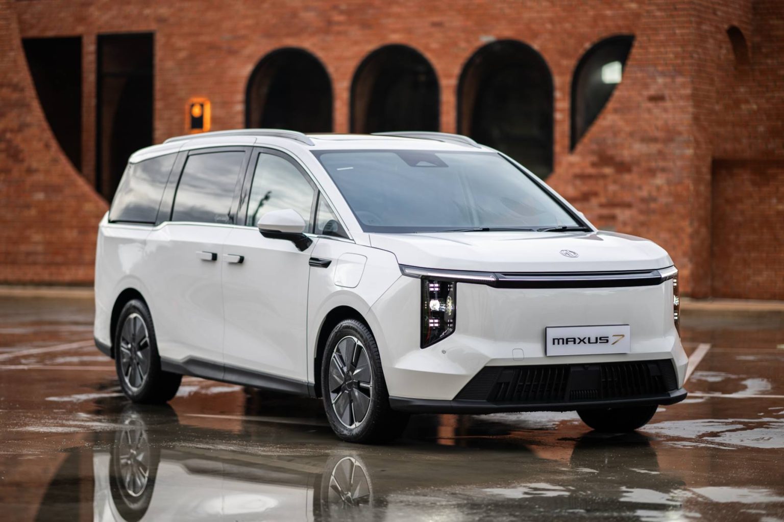 ฟรีประกันชั้น 1 นาน 3 ปี MG MAXUS 7 MPV ไฟฟ้า 570 กม./ชาร์จ NEDC เหลือ ...