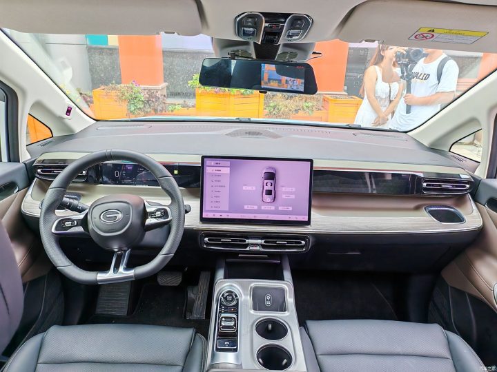 GAC Trumpchi E8 MPV ปลั๊กอินไฮบริด ราคาในจีน 724,000 บาท หลังเงินหนุนใน ...