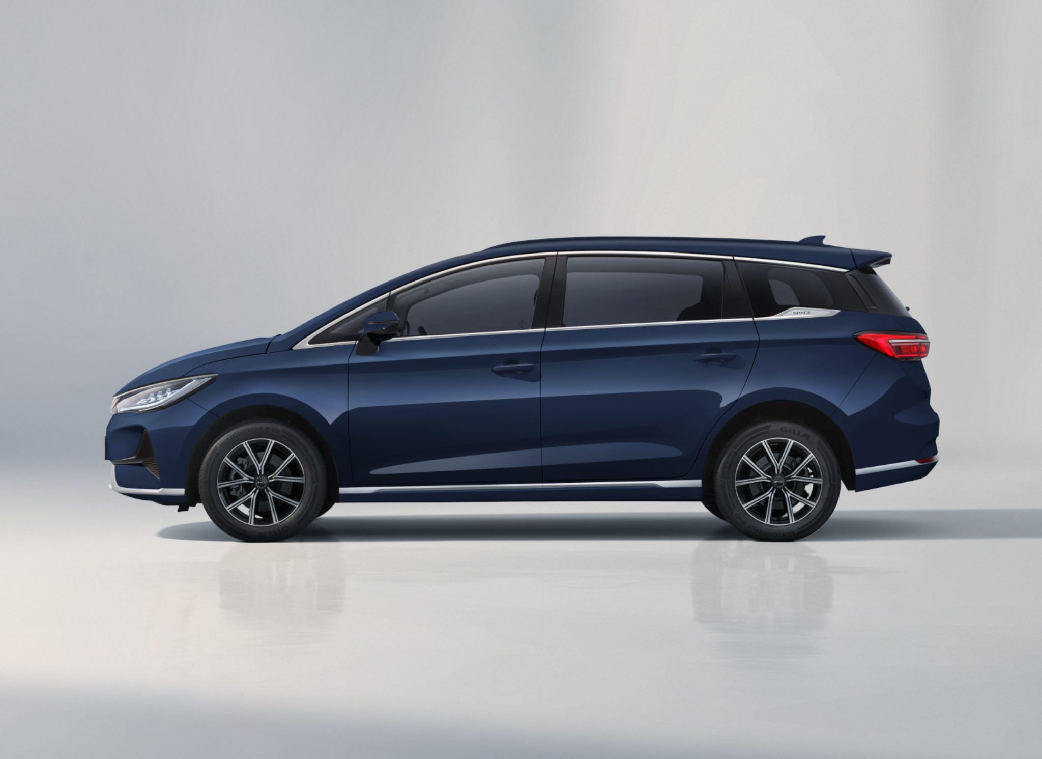 ปรับลง 30,000 บาท BYD M6 MPV ไฟฟ้า 6-7 ที่นั่ง วิ่งได้ 420 - 530 กม./ชาร์จ ราคา 799,900 ...