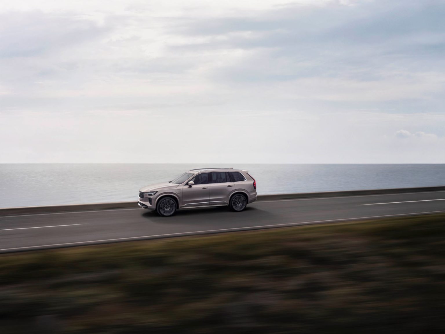 เปิดตัวไทย 24 มีนาคมนี้ VOLVO XC90 ปลั๊กอินไฮบริดใหม่ วิ่งไฟฟ้า 70 กม. ...