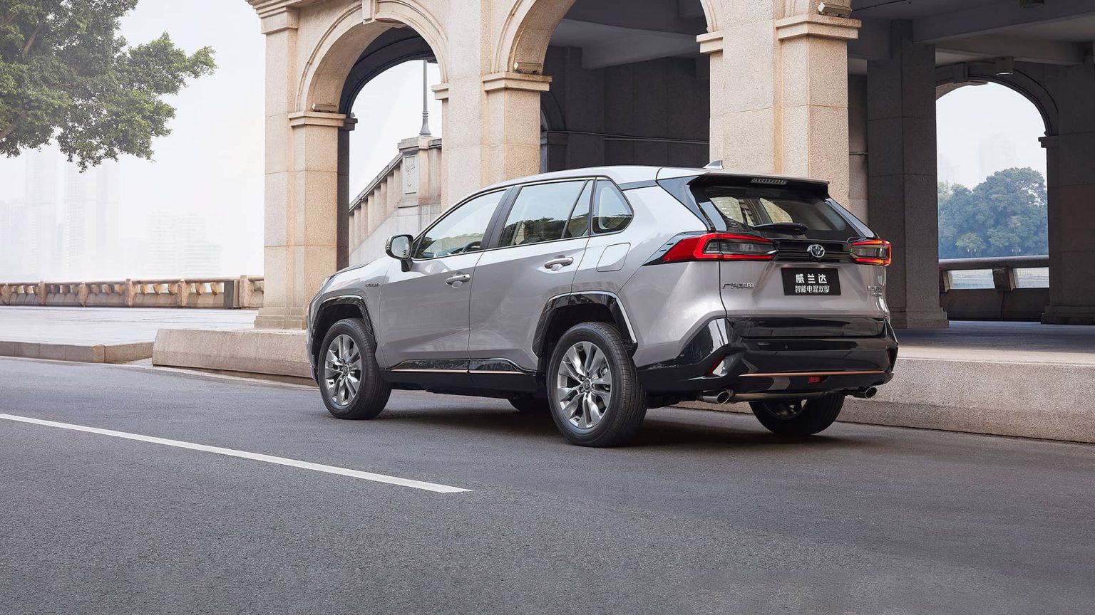 ราคาพิเศษในจีน 601,000 บาท GAC TOYOTA Wildlander/RAV4 เบนซินไฮบริด 2.5 ...